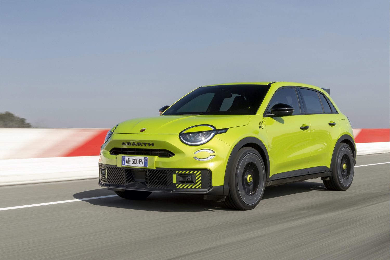Abarth 600e: prezzi e prova su strada dello scorpione da 280 CV